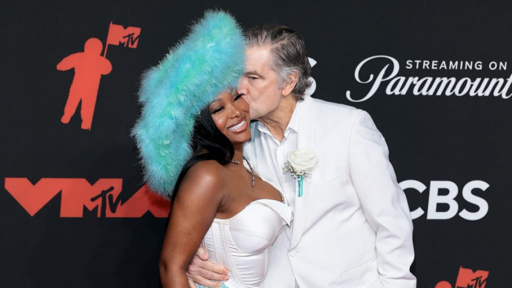 Summer Walker Brings Mystery Date to the 2025 MTV VMAs… and Everyone ...